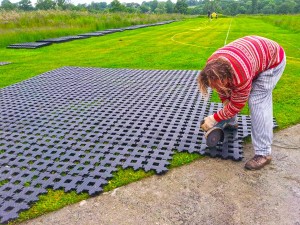 Rasengitterstein RGS35 aus Kunststoff - verlegen, einrütteln, fertig!