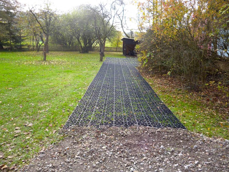 Direktverlegung des Rasengitter RG24 ohne Unterbau und Erdarbeiten